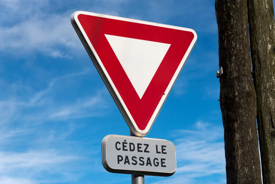 Cédez le passage : Panneaux STOP et Cédez le passage